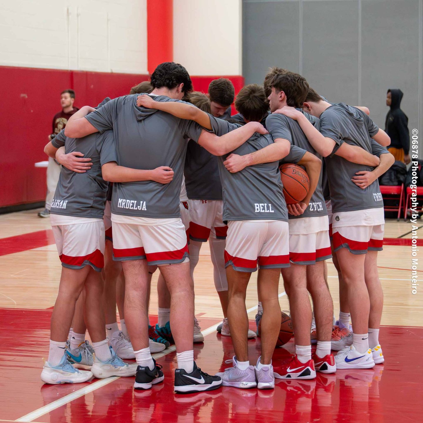 Cardinals boys basketball team edged out by undefeated Trumbull ...